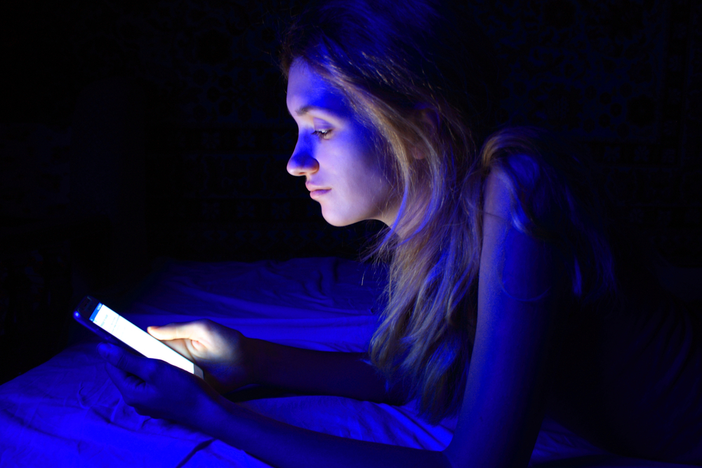 How blue light can affect your sleep and weight - Top Sante